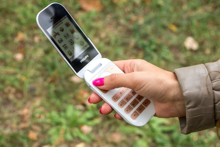 New Flip Phone Philips E320 Review - Device-Boom